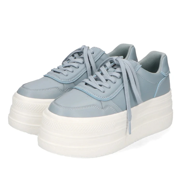 【ORTR（オーアールティーアール） 白スニーカー】着用レビューも！ 軽量で歩きやすい、厚底ローカットスニーカー 「きれいめ服に似合う白スニーカー vol.89」｜＠BAILA