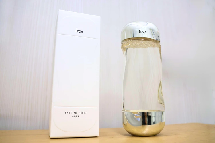 【11/4発売】IPSA×MAISON SPECIALコラボのホリデーコフレ・美容液スティックがかわいすぎる＆お手軽ケア【最速レビュー】｜＠BAILA