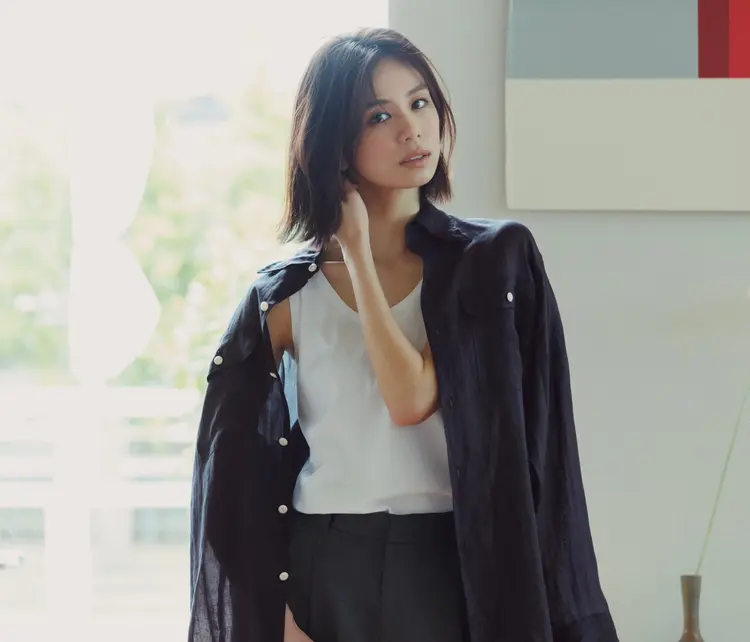 【UNIQLO（ユニクロ）】“キレイめTシャツ”の完成形！話題の「ウォッシャブルミラノリブセーター半袖」をライターが試着レビュー！#BAILA読む試着室｜＠BAILA