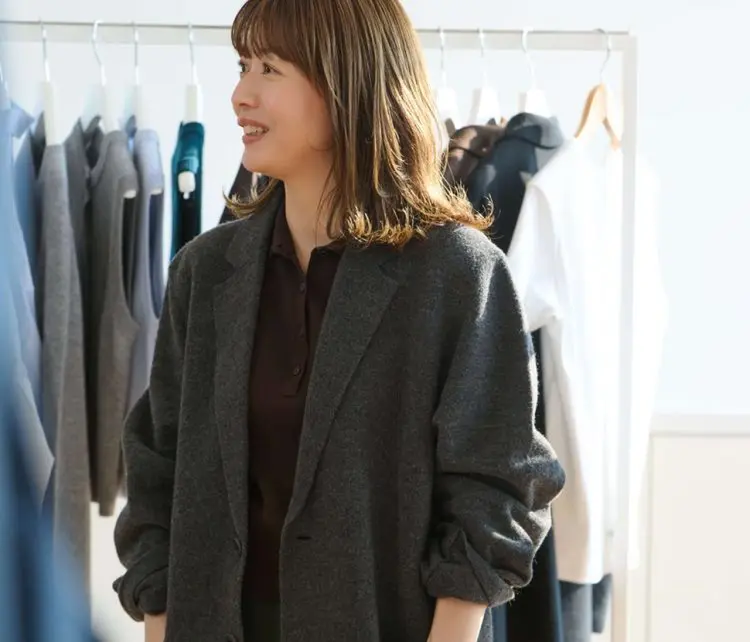 【UNIQLO（ユニクロ）】新作の「ドライスウェットフルジップパーカ」をライターが試着レビュー！キレイめな生地＆シルエットでシーン問わず使える！#BAILA読む試着室｜＠BAILA