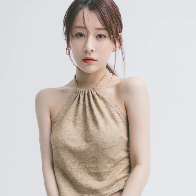 川口春奈 さんインタビュー】最も視線を集めるヒトとイロ。Redな川口春奈とセキララQ&A｜＠BAILA