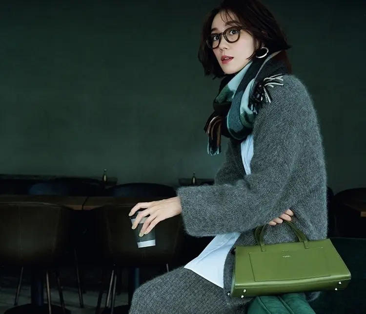 2022年冬・都会派ブラウンタイツと、タイツの旬コーデ4選【脱・黒タイツ】｜＠BAILA