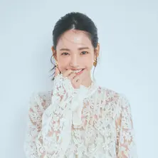 川口春奈 さんインタビュー】最も視線を集めるヒトとイロ。Redな川口春奈とセキララQ&A｜＠BAILA