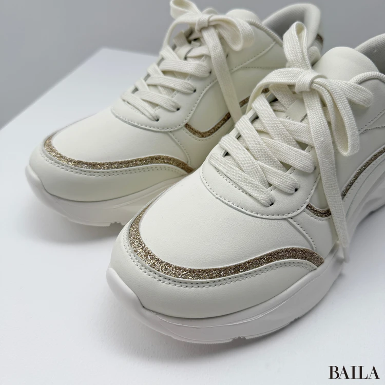 【ORTR（オーアールティーアール） 白スニーカー】着用レビューも！ グリッターラインスニーカーは、派手すぎず大人にちょうどいい華やかデザイン 「きれいめ服に似合う白スニーカー vol.76 ...