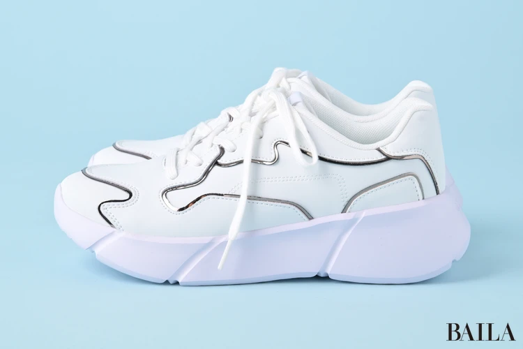 【ORTR（オーアールティーアール） 白スニーカー】着用レビューも！ メタリックライン厚底スニーカーは、丸いフォルムでフェミニン派も取り入れやすい「きれいめ服に似合う白スニーカー vol.56 ...