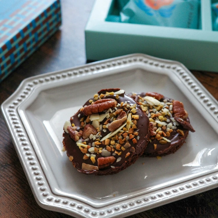 褒められ手土産お菓子【caica（カイカ）】渋谷に常設店オープン！ナッツが主役のフロランショコラサンド、ショコラブラウンケーキ｜＠BAILA