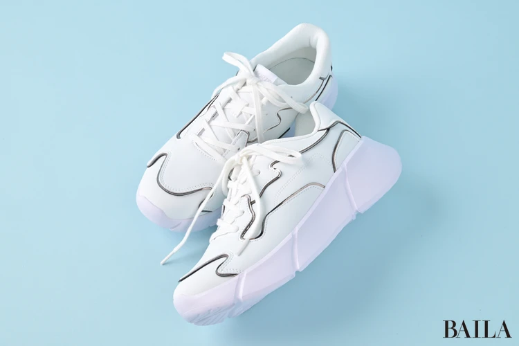 【ORTR（オーアールティーアール） 白スニーカー】着用レビューも！ メタリックライン厚底スニーカーは、丸いフォルムでフェミニン派も取り入れやすい「きれいめ服に似合う白スニーカー vol.56 ...