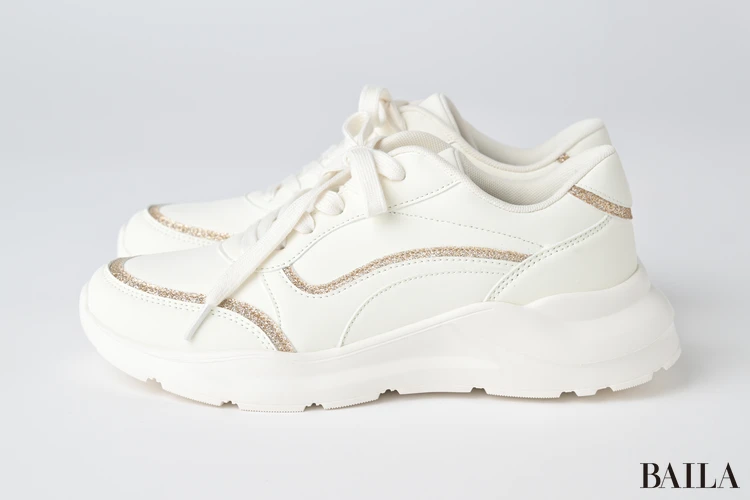 【ORTR（オーアールティーアール） 白スニーカー】着用レビューも！ グリッターラインスニーカーは、派手すぎず大人にちょうどいい華やかデザイン 「きれいめ服に似合う白スニーカー vol.76 ...