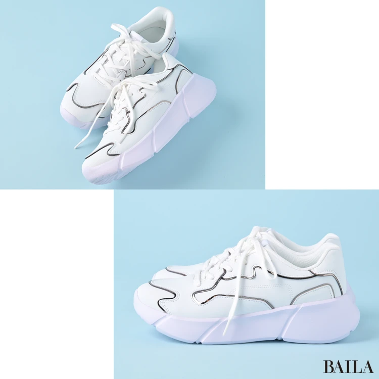 【ORTR（オーアールティーアール） 白スニーカー】着用レビューも！ メタリックライン厚底スニーカーは、丸いフォルムでフェミニン派も取り入れやすい「きれいめ服に似合う白スニーカー vol.56 ...