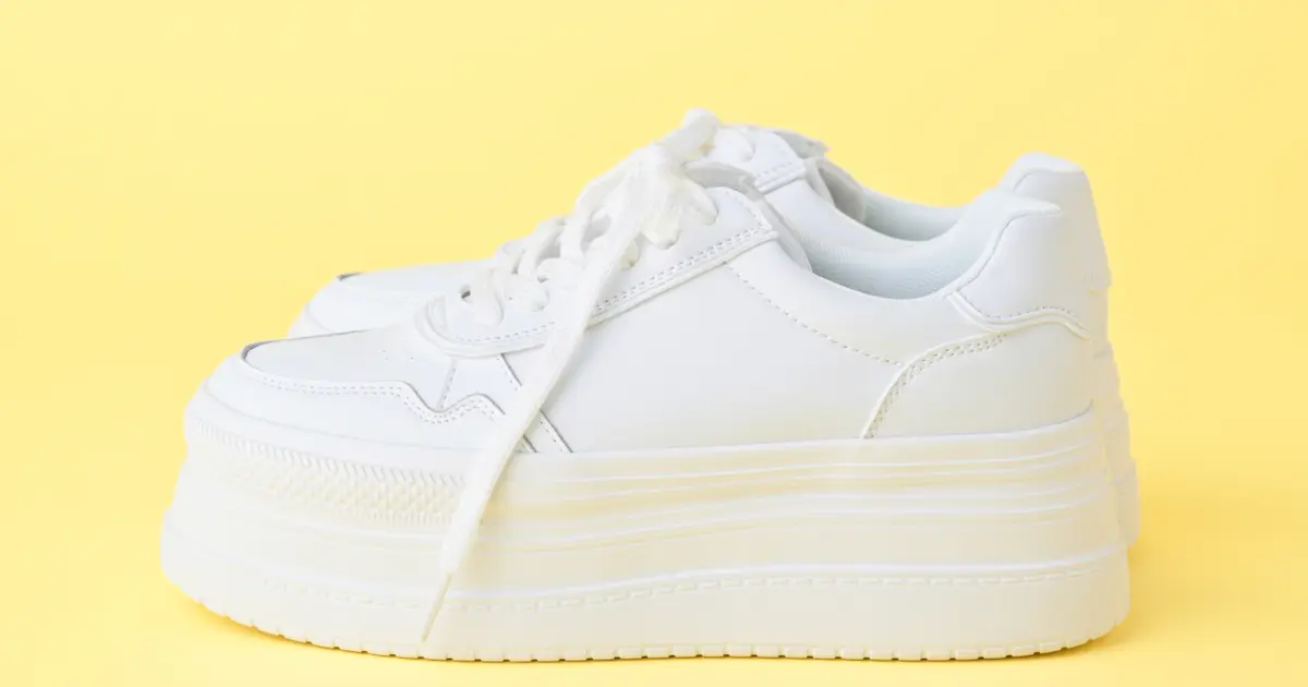 【ORTR（オーアールティーアール） 白スニーカー】着用レビューも！ 軽量で歩きやすい、厚底ローカットスニーカー 「きれいめ服に似合う白スニーカー vol.89」｜＠BAILA