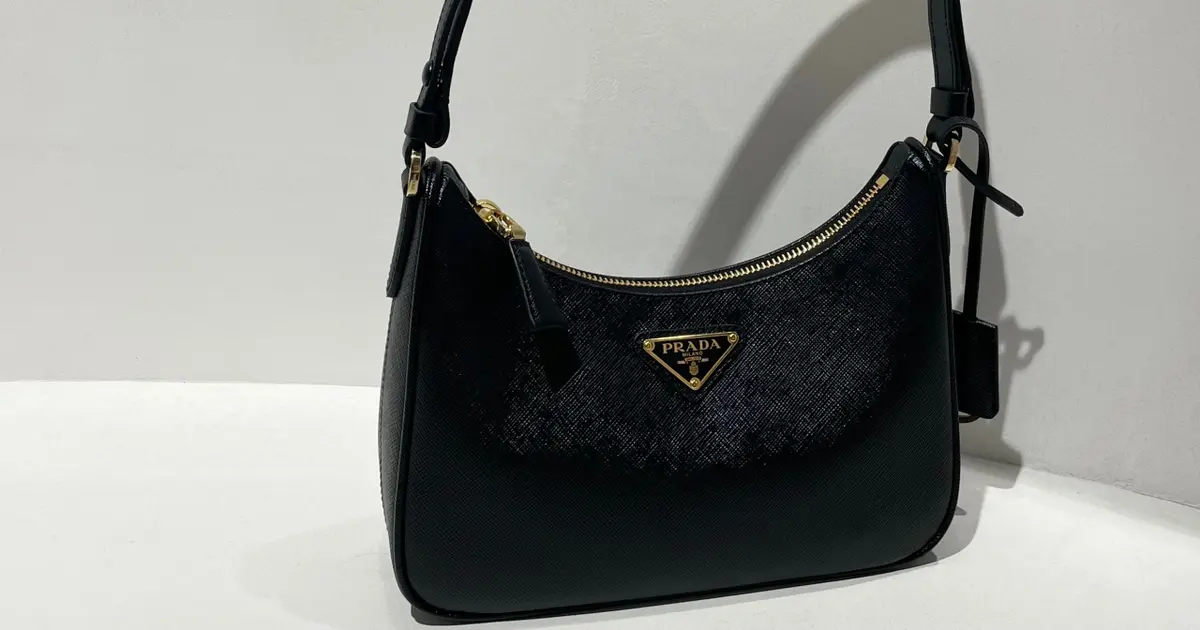 PRADA ミニバッグがON/OFFシンプルコーデに合わせやすい。｜＠BAILA